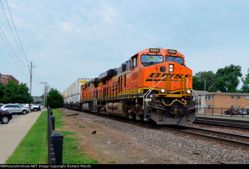 BNSF 6884